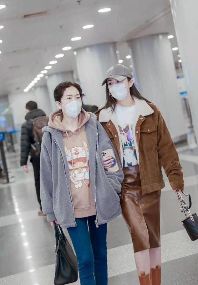 Liu Yu female walking airport, 62-year-old mother dressed up the trend ...