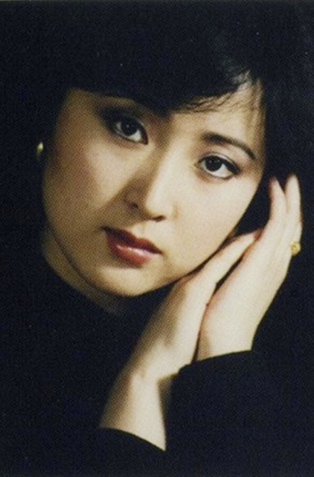 "Sister Lin" Chen Xiaoxu's tomb: surrounded by flowers, white marble ...