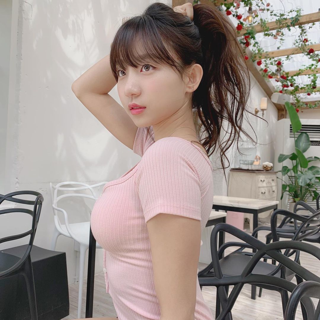 The nosebleed Korean "almighty" beautiful girl on YouTube!!!(With ...