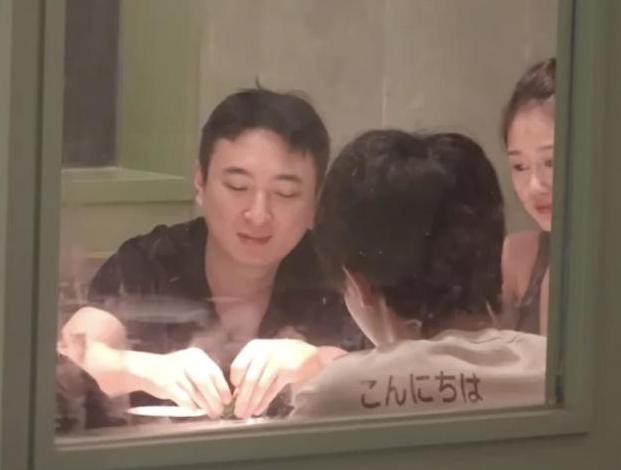 Wang Sicong is in love?Four trips with the same beauty, hot body and ...