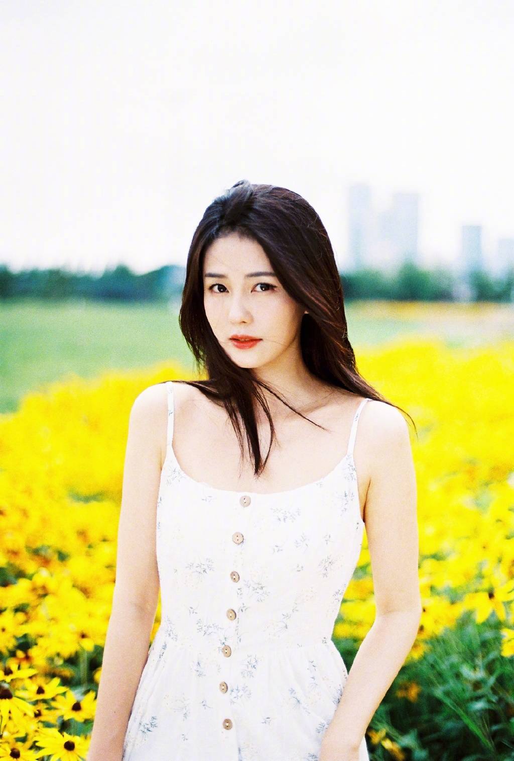 Bai Lu wears a suspender skirt to show the exquisite clavicle legs ...
