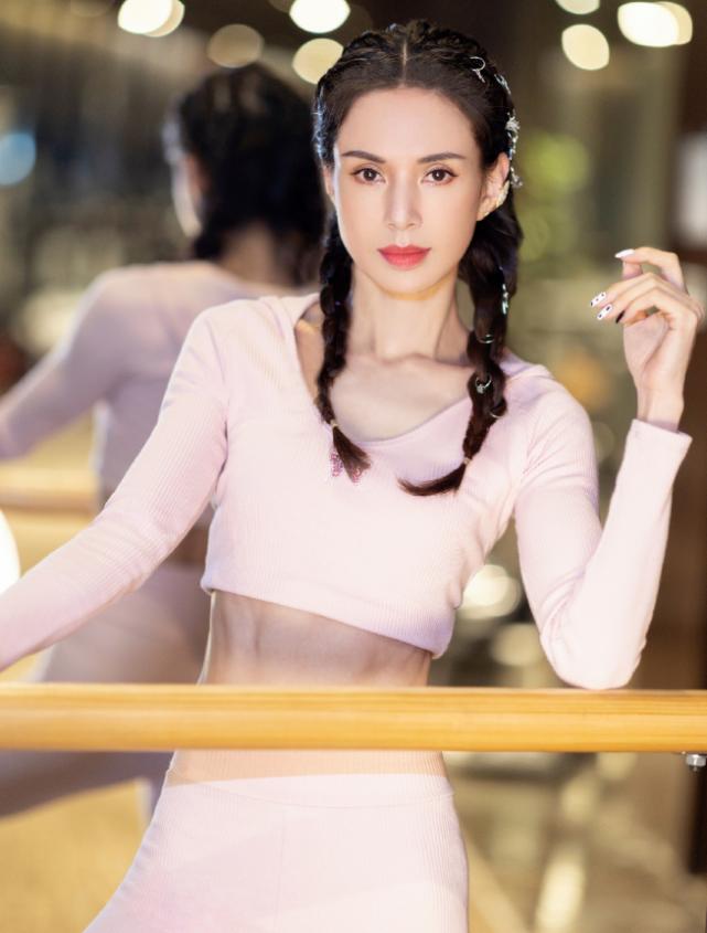 Li Ruotong really "bombed" it!The old aunt's figure is better than 20 ...