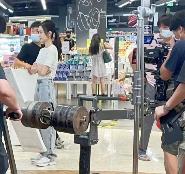 The baby was filmed by a netizen who was taking photos with a domineering posture, and Lai ...