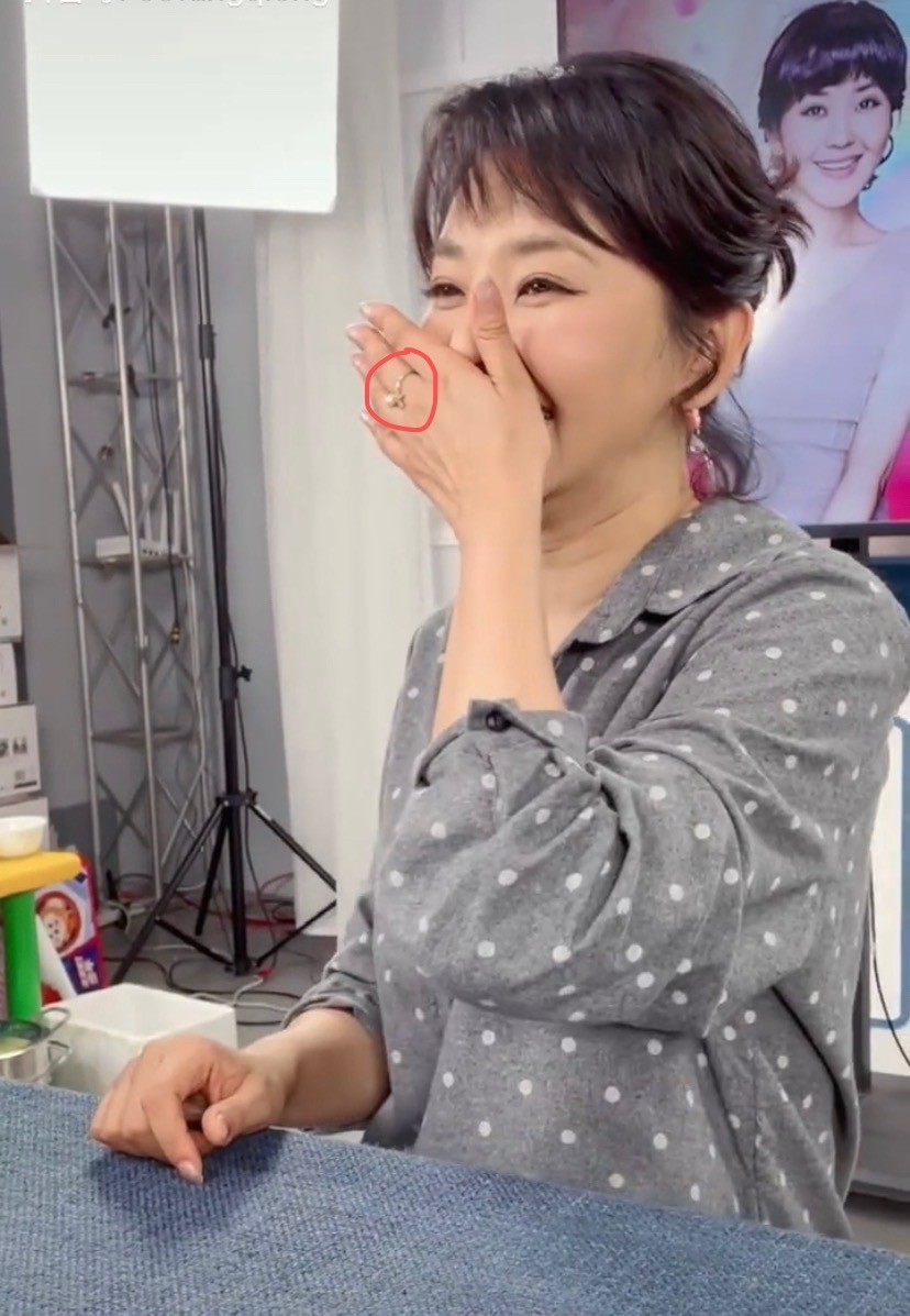 The host Fang Qiong fat out double chin, the surface wax yellow neck is ...