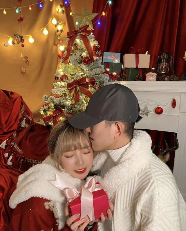 Hao points to the photo 10 years ago. His eyes are small and his nose ...