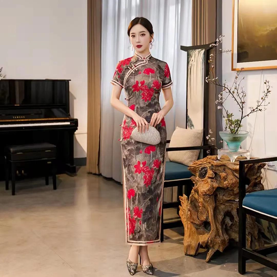 Beautiful and moving long cheongsam, the charming woman is demure and ...