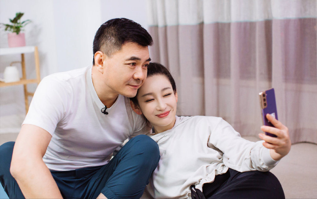 Wife's romantic travel: Qin Hailu Wang Xinjun staged a dominant love ...