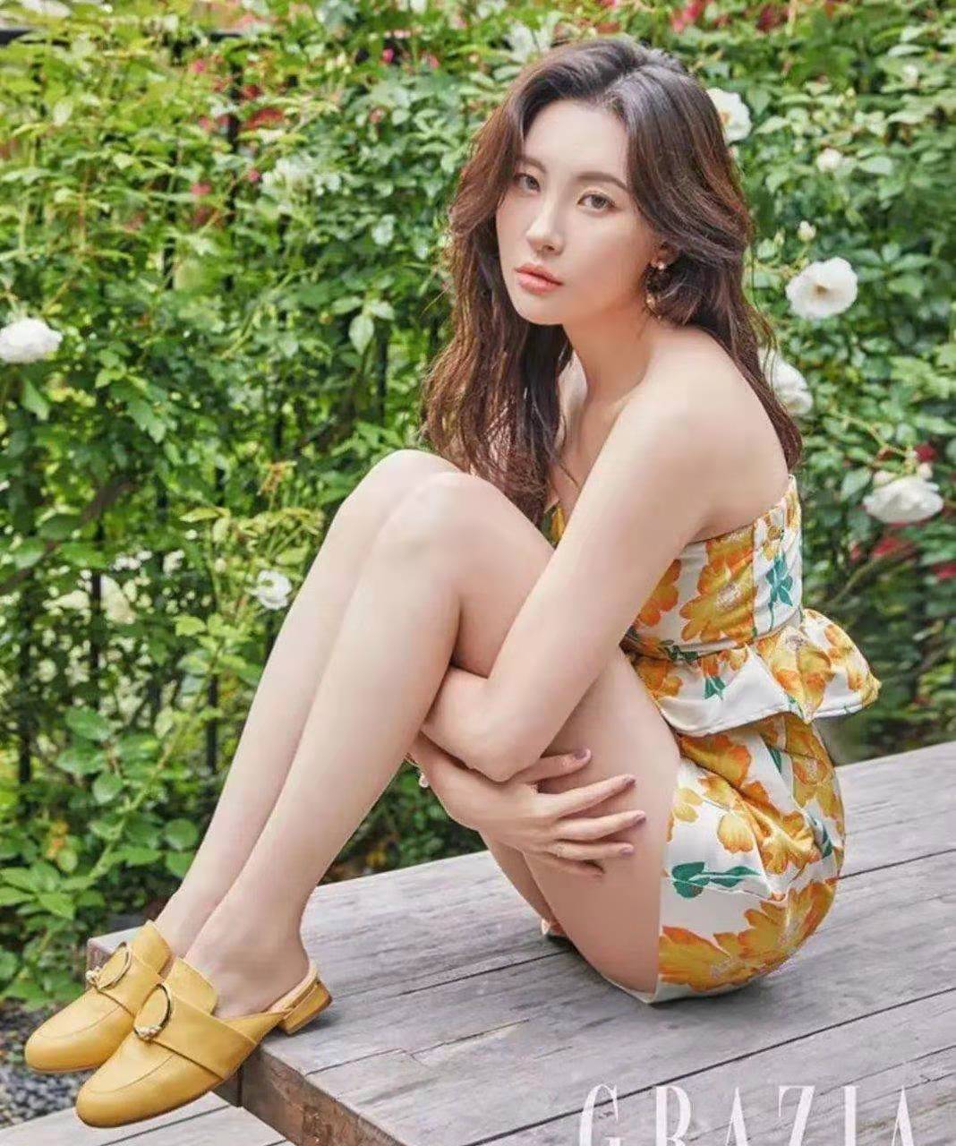 Lee Sunmi is the best leg in Korea. She has a hot body in a floral skirt and her legs are ...