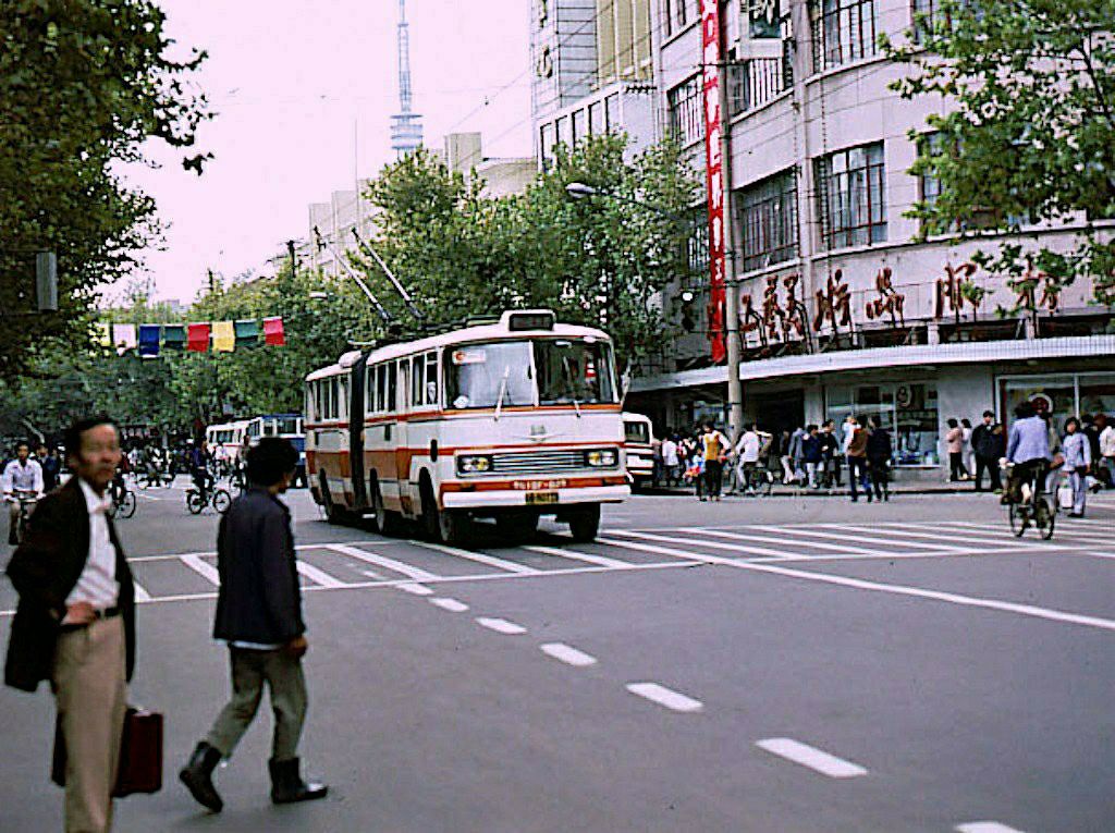 In the 1980s, old photos of Shanghai street scenes, Nong knows how to ...