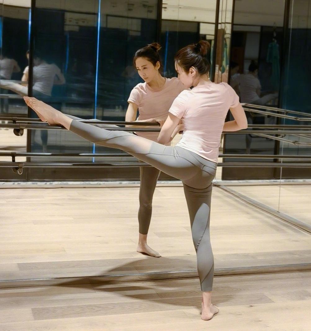 50 Year Old Gigi Lai Has A Stretched Photo She Wears A Tight Top And