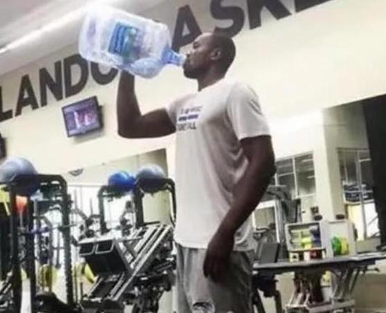 How do NBA stars drink water?O'Neill seems to be drinking oral liquid ...