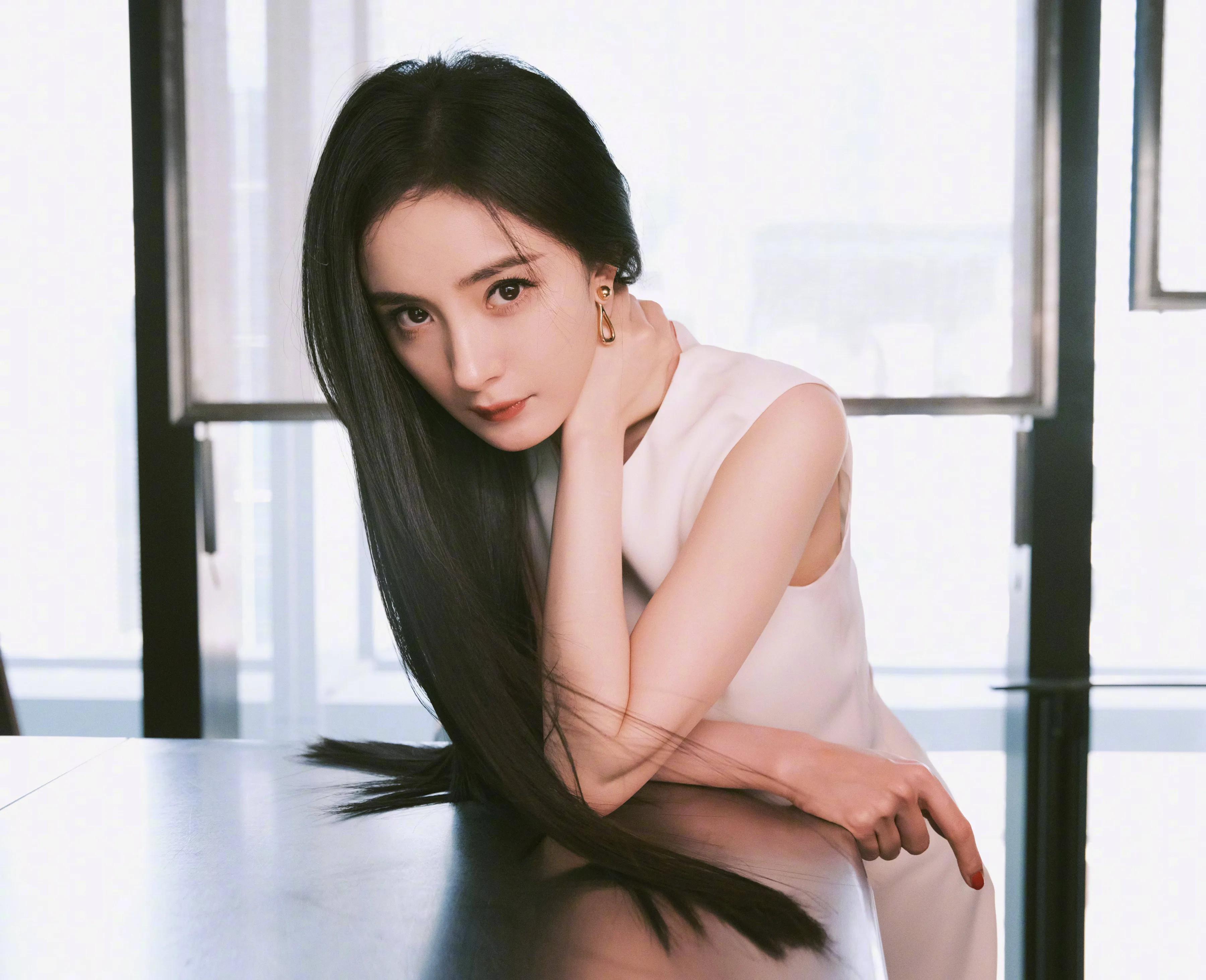 Female celebrity black long straight first love hairstyle, Yang Mi, Qin ...