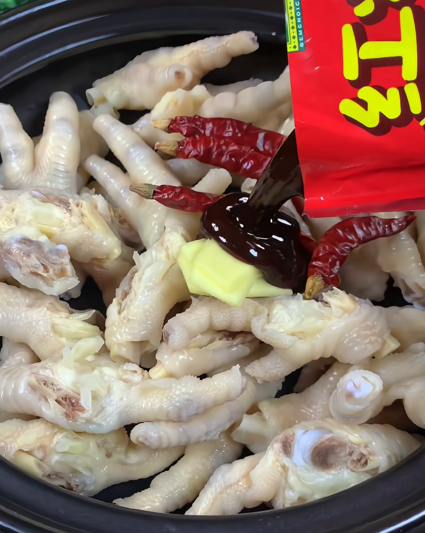 Teach you to make a different braised chicken feet, soft and glutinous ...
