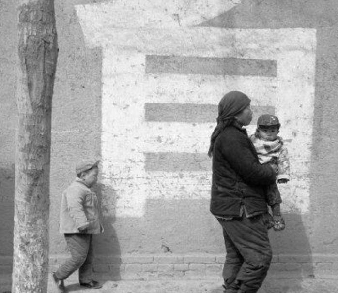 In 1937, a photo of a crying baby was published in the newspaper and ...