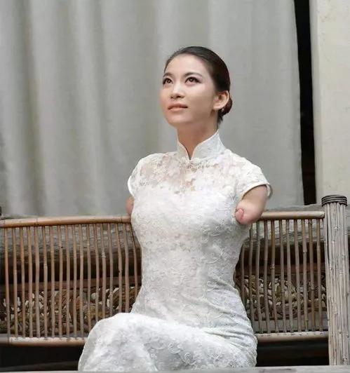 In "If You Are the One", the armless girl successfully held hands with ...