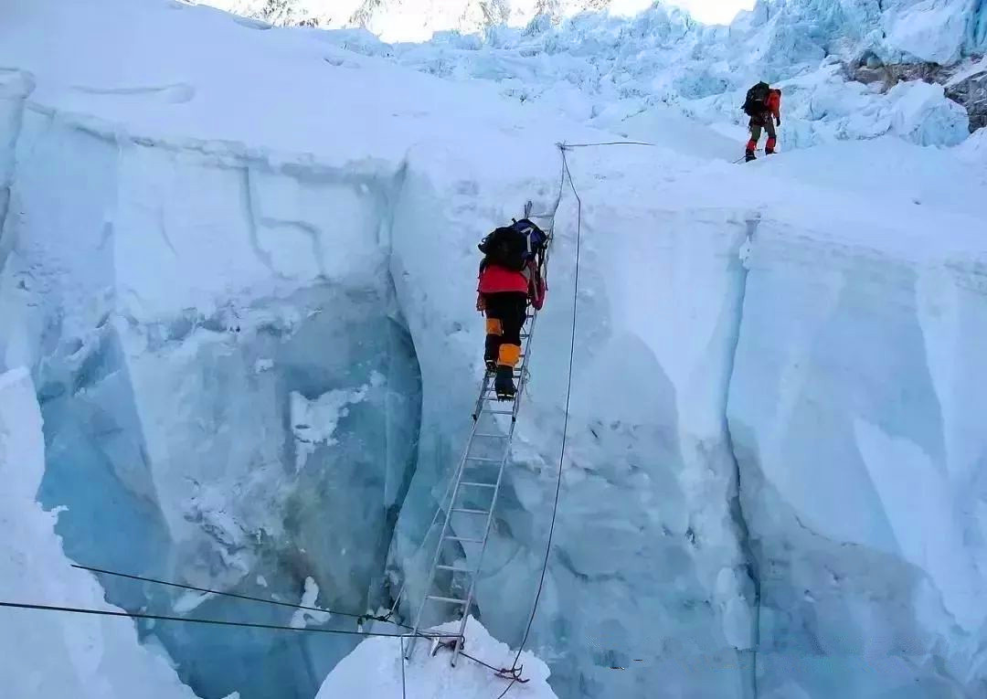 Famous victims of Mount Everest: Green Boots, Sleeping Beauty, Resting ...