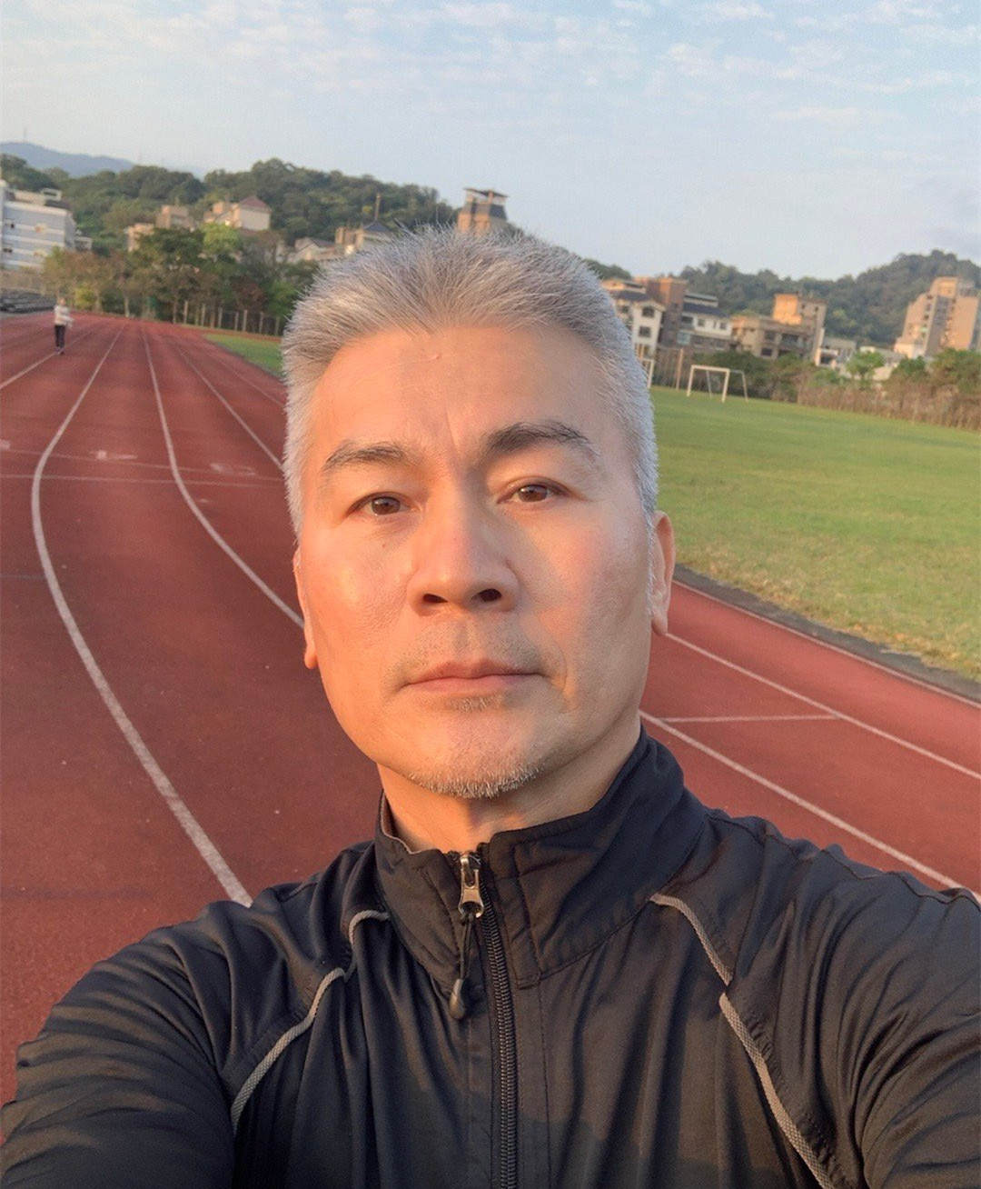 Huang Wenhao celebrated his 59th birthday alone, with gray hair and big ...