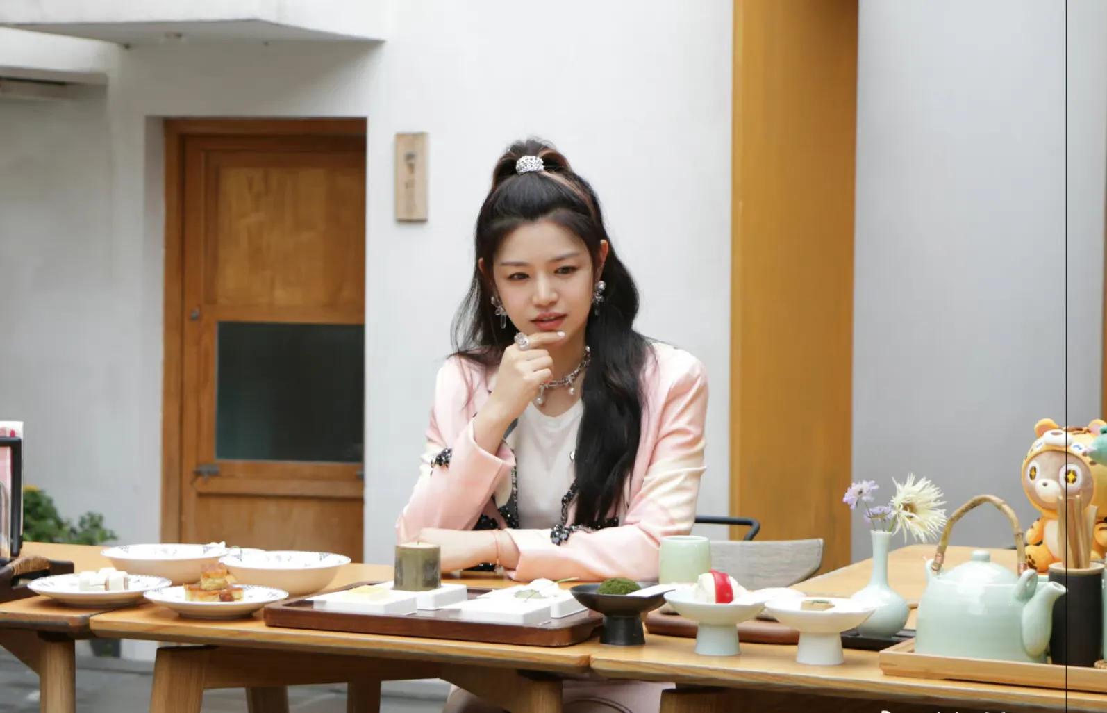 Chen Yanxi eats, drinks and plays together in the tide play season - iNEWS