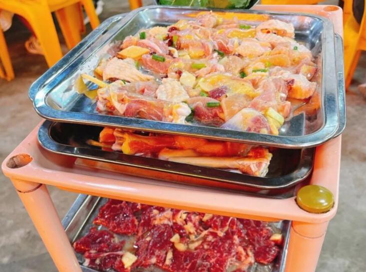 This small restaurant in Shunde specializes in sauna dishes. The sauna ...