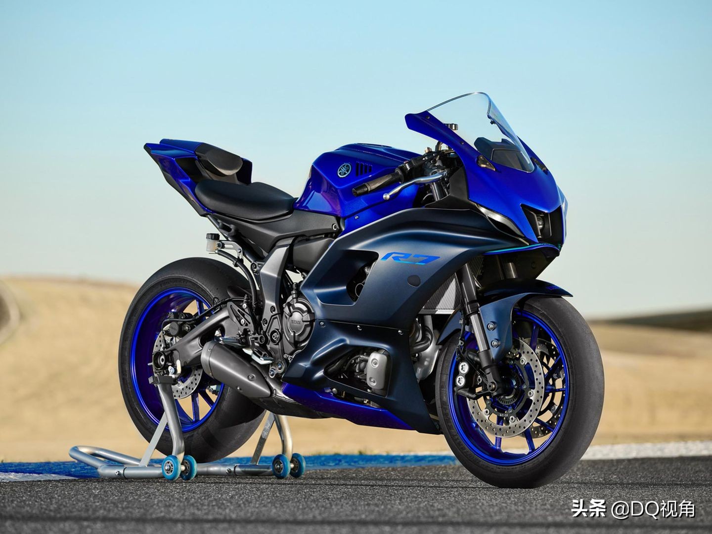 Mid-displacement performance imitation racing motorcycle, Yamaha YZF-R7 ...