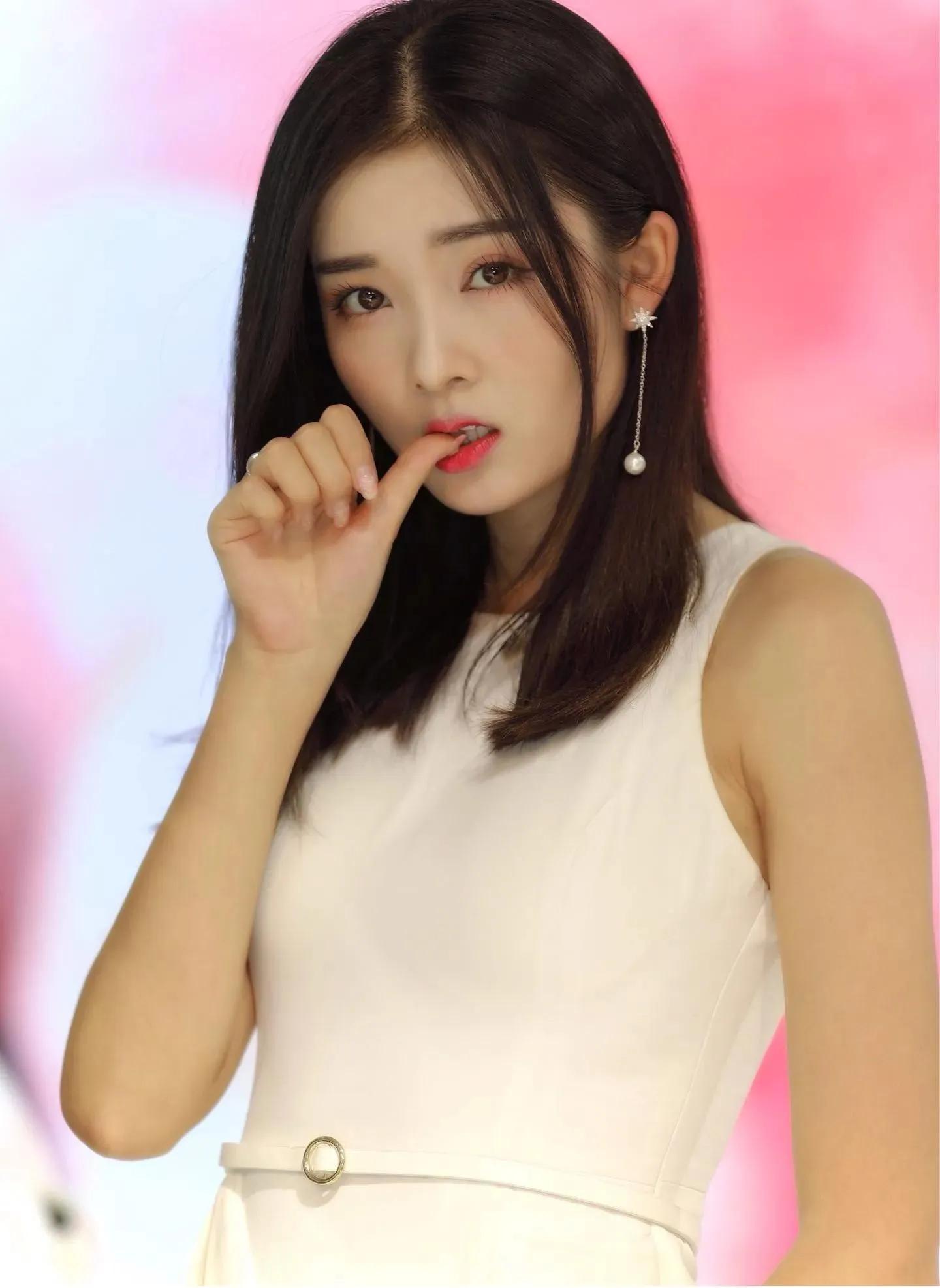 The famous car model Li Liangliang, it is said that her appearance fee ...