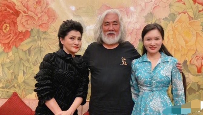 Sun Nan is in the same frame with Zhang Jizhong and his wife, but Zhang ...