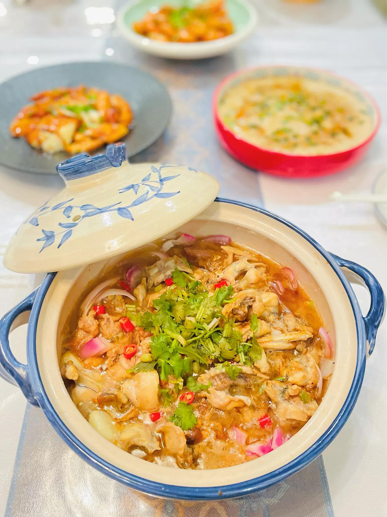 Wasabi big head shrimp and sizzling bullfrog in a hot pot, delicious ...