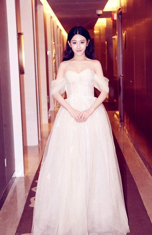 Chinese-Russian mixed-race beauty Zhu Shengyi really wears a blue short ...