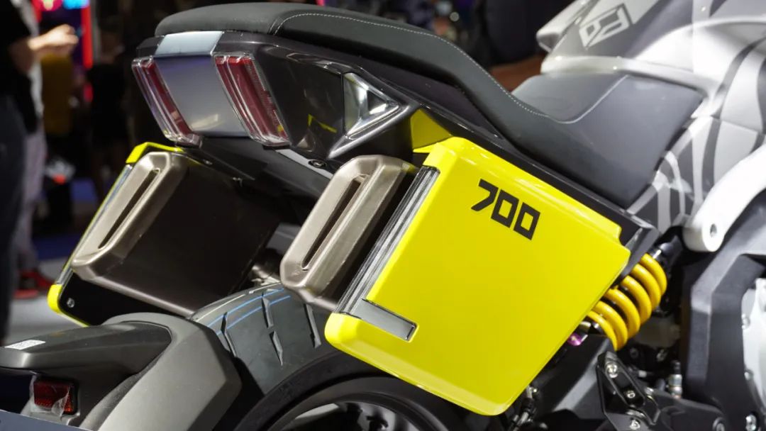 Facing the Huanglong 600, the Benda Tang knife LFS700 is simply a dragon slaying knife. - iNEWS