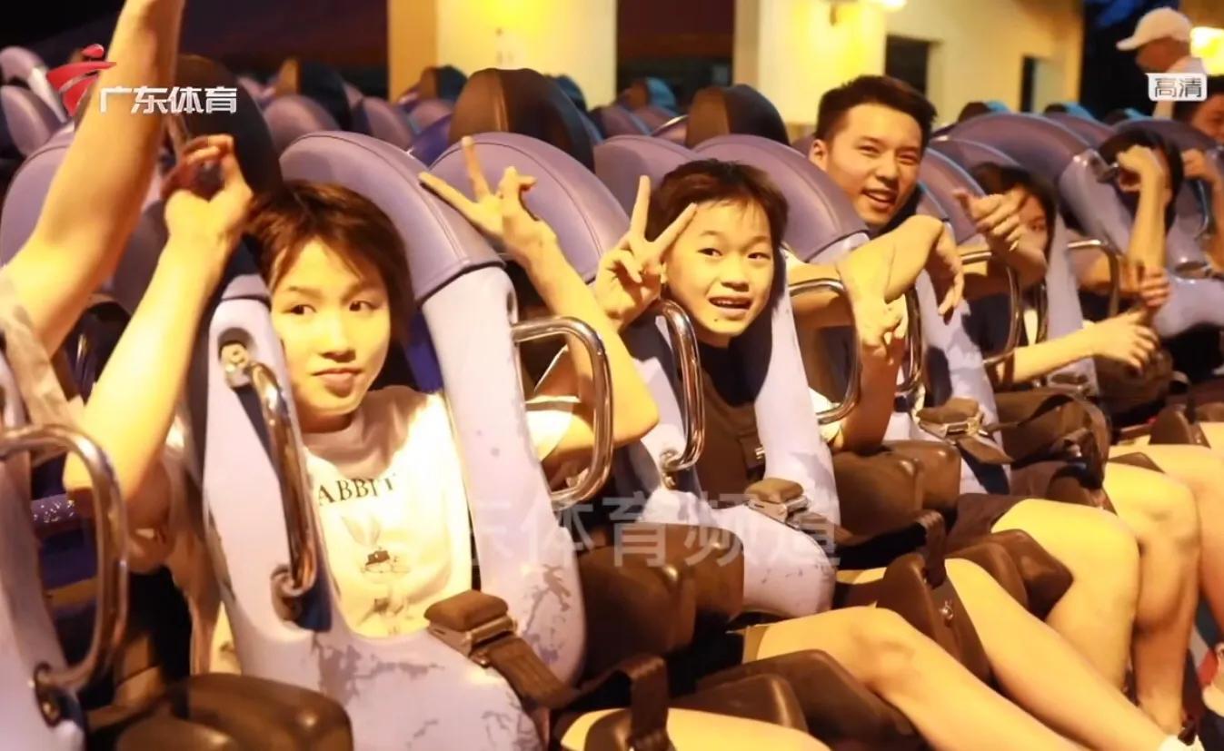 Quan Hongchan played the amusement park and rode the roller coaster 6 ...