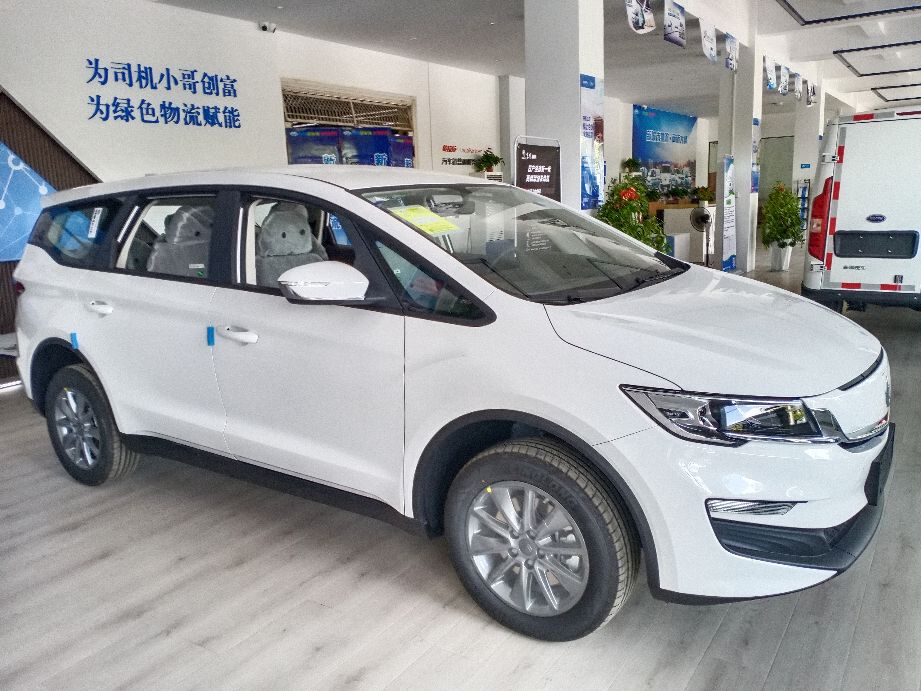 China's Geely Maple Leaf brand pure electric urban business car can ...