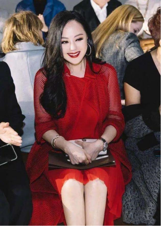 Zhang Xiaohui was nearly sixty years old, and he was so sexy in red and red dress that he was so ...