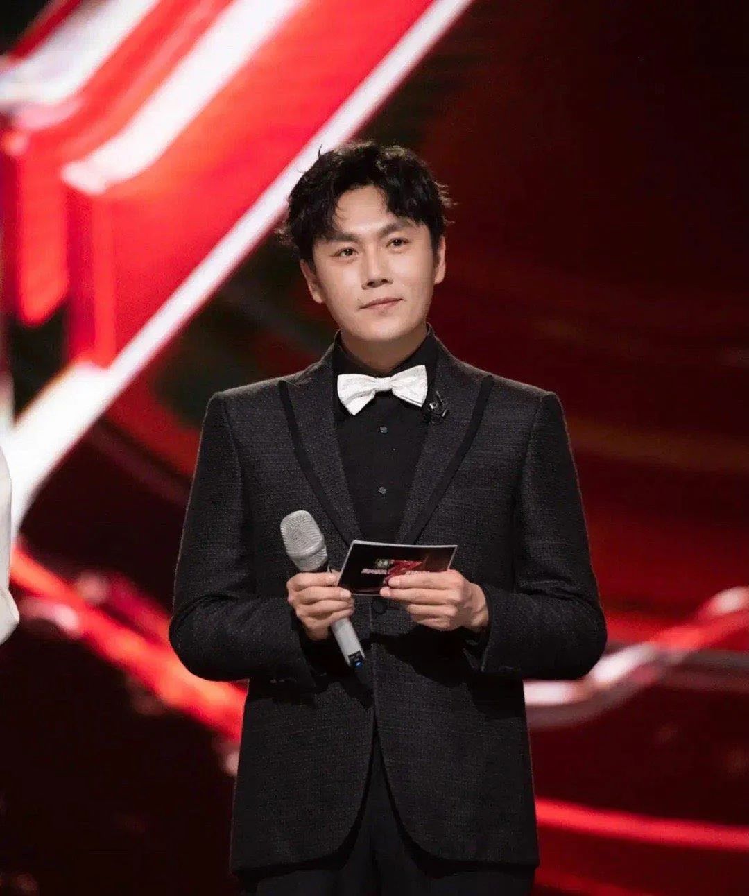 What is the background of Qi Sijun, the host of "Big Brother Overcoming ...