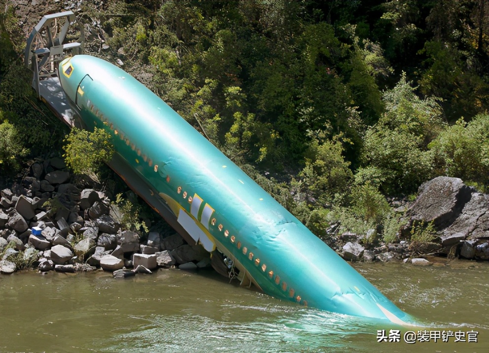 Tragedy caused by rail deformation: Boeing 737 fuselage derailed and ...