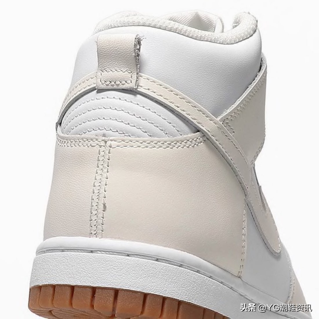 Simple color composition!This pair of high-top Dunk is super versatile ...