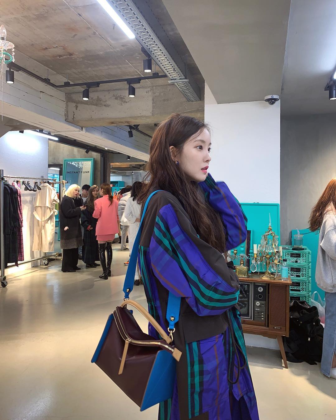 Park Hyomin's route is getting more and more wild! The ripped jeans are ...