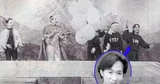 Another stage accident!The famous singer fell off the 2-meter lifting ...