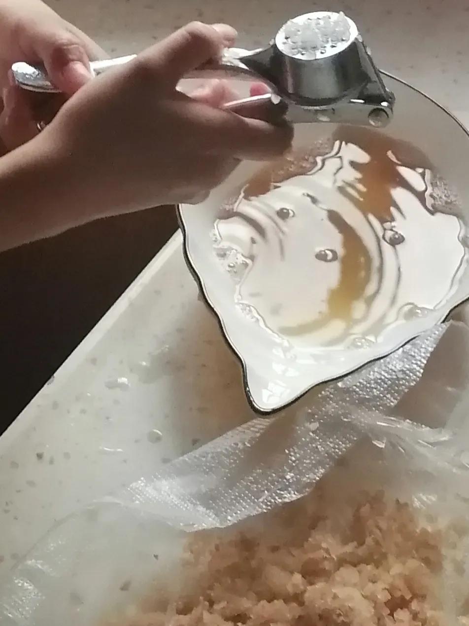 Yunnan Cuisine: Homemade Baozhu Pear Lollipop - iNEWS