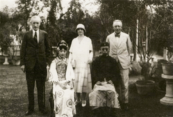 The life of "Queen Wanrong": addicted to opium and waited for the child ...