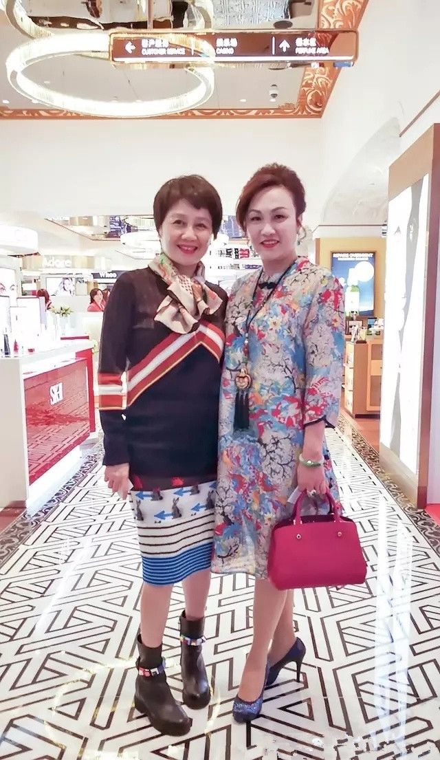 Anqi Liang is inconspicuous when posing with amateurs, her 61-year-old ...