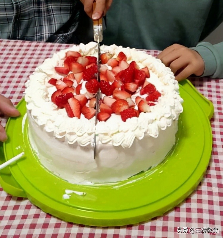 How to cut the cake nicely?Choosing the right tool is the key!However ...