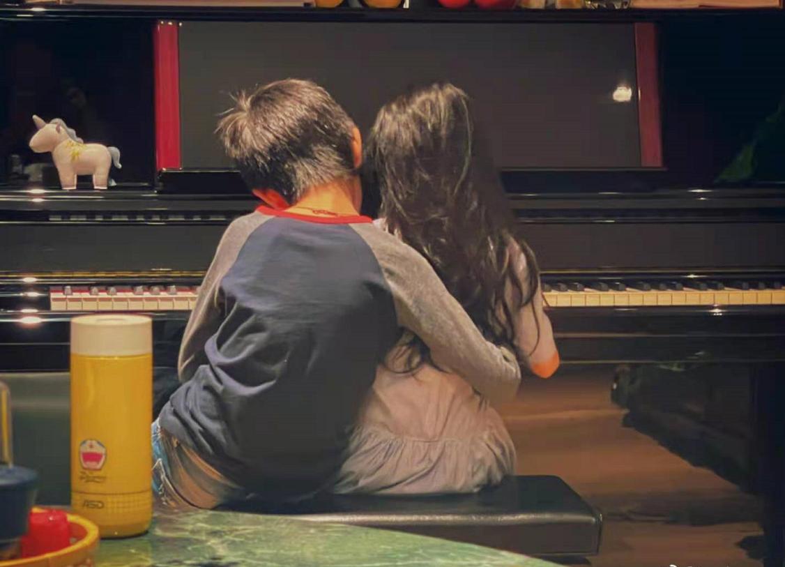 Sun Lihan took a group photo of the family of four!The 9-year-old son ...