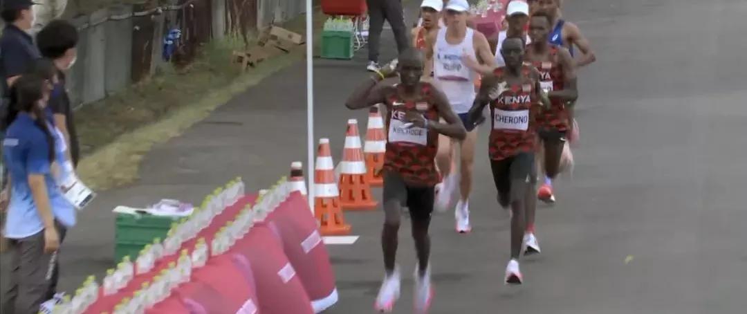 The French marathon runner knocked over and drained, and the runners ...