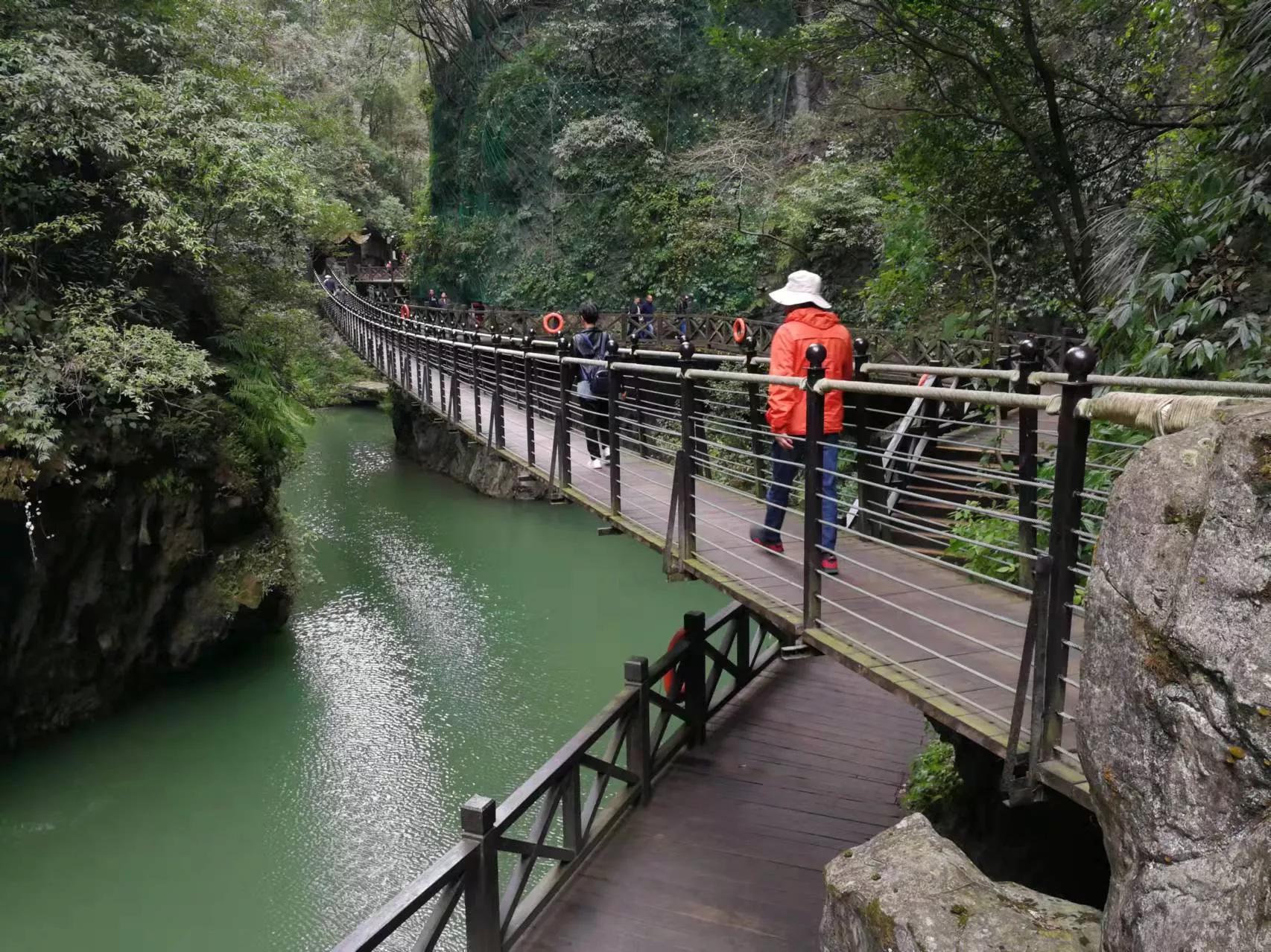 Scenic Chongqing Golden Autumn Tour: Tour Shennongtan, Tiansheng Bridge ...