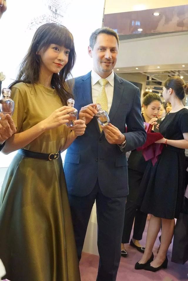 Wu Jinyan imitates Baby and pretends to be a girl in a wig - iNEWS