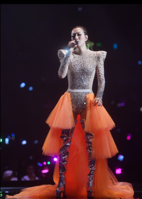 Sammi Cheng unveiled his extraordinary concert styling, with two ...