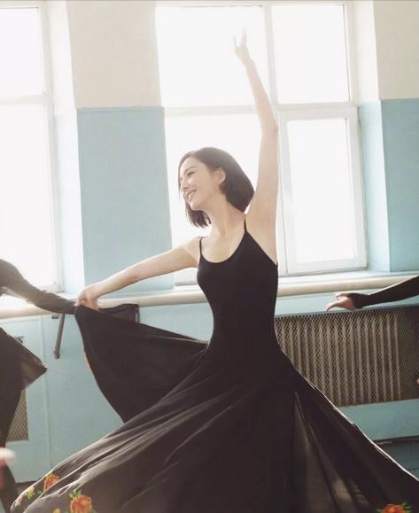 After the divorce, Liya Tong danced pop dance as an idol on the stage ...