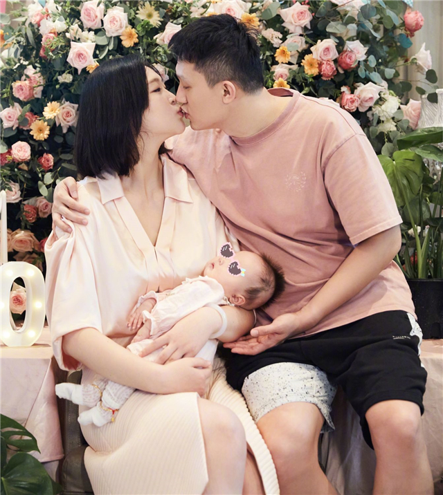 Hui Ruoqi hugs her daughter and kisses her husband!Old Yang smirked ...