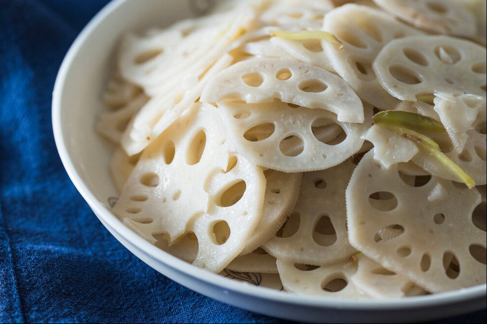 Does the lotus root turn black when the pot is blanched? The chef ...