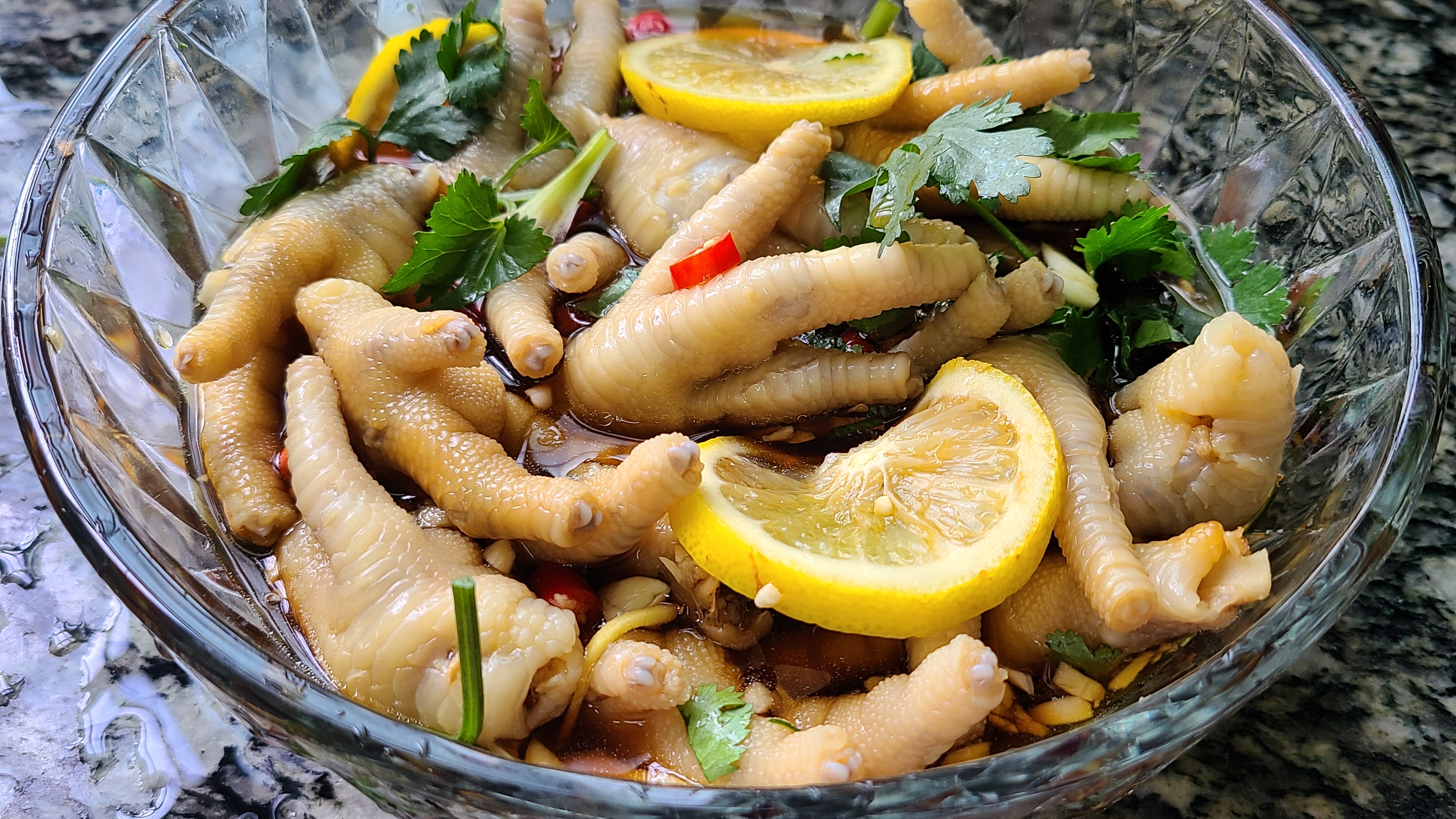 It's so hot to eat this lemon chicken feet. It's simple and delicious ...